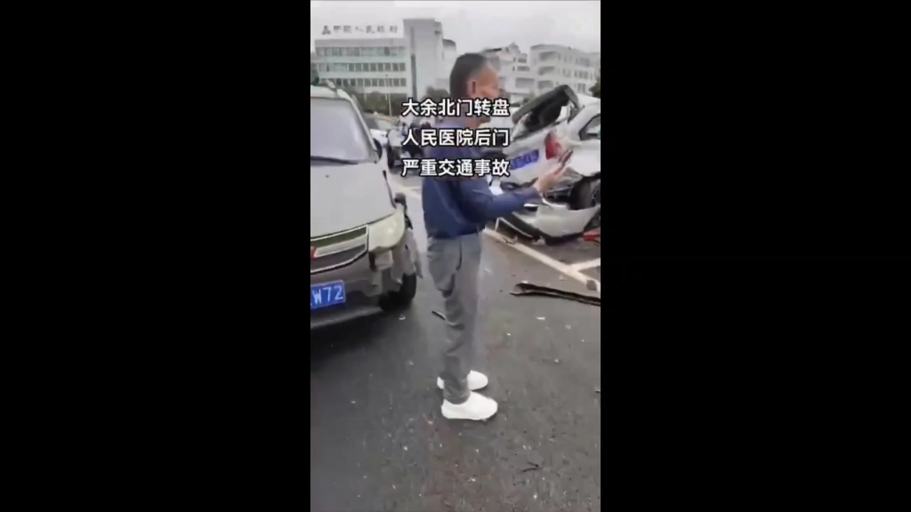 ...避让行人时操作不当在空中翻滚导致车辆碰撞道路设施和停在路边的...