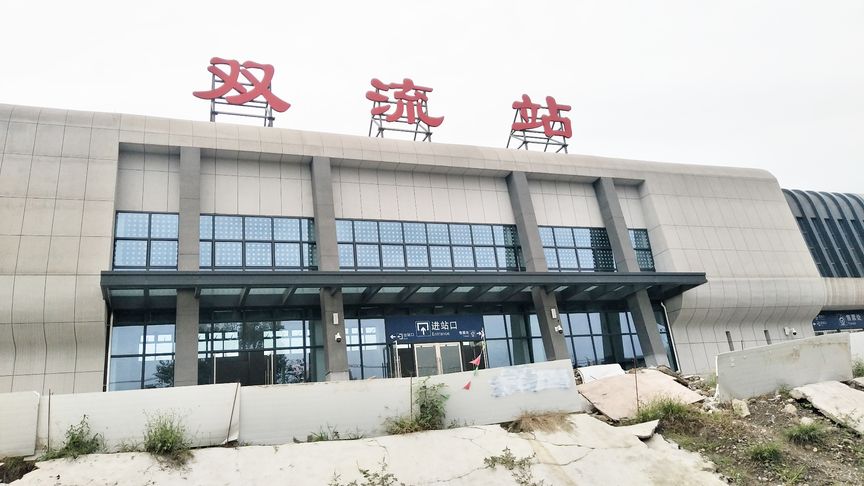 成昆铁路,K113次成都到昆明快速列车驶离双流站