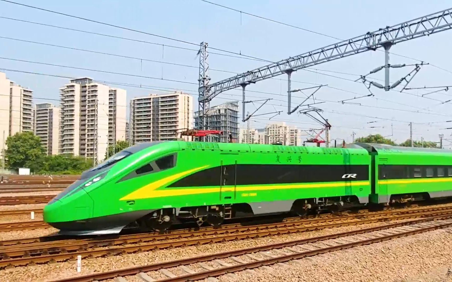 青岛北至杭州D781次动集列车,夕发朝至全程13小时,还带卧铺