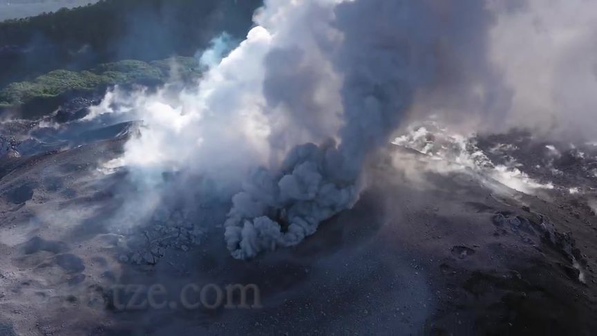 航拍印度尼西亚火山喷发