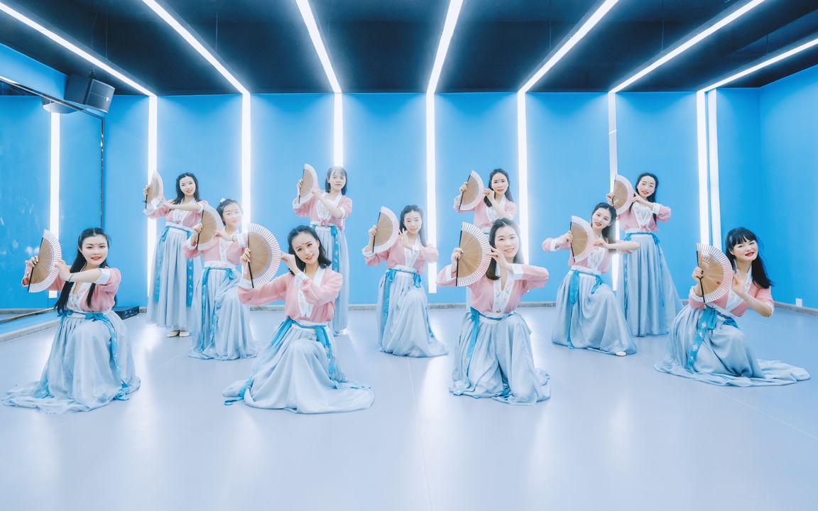 【单色舞蹈】古风扇子舞《桃花依旧》,适合集体的古风舞蹈年会舞蹈