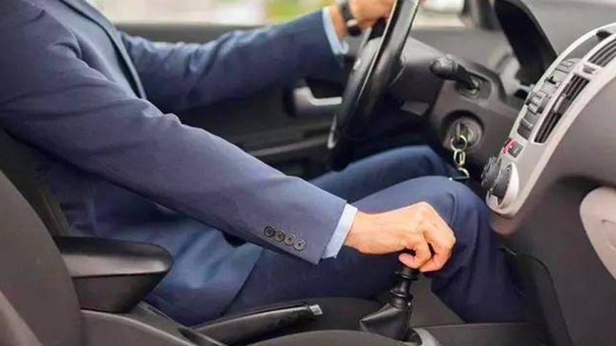 为何很多人都考手动挡的驾照,却买了自动挡的车呢?