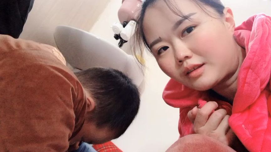 不到一岁半的小家伙是如何做家务的?