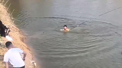 钓鱼佬被哄下水,结局太惨烈!这个教训一定要看