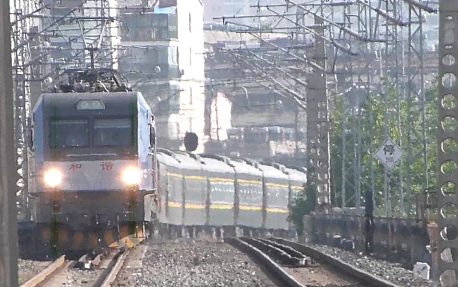 武襄HXD3C牵引客车K254次开出襄阳火车站