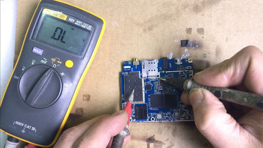 粉丝的行车记录仪,插了一下收音机的USB接口就坏掉了,什么原因