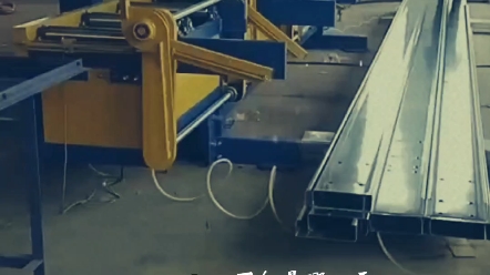 c型钢厂家 c型钢 z型钢 楼承板 檩条 cz型钢码垛机 辽宁鑫硕智能机械厂家