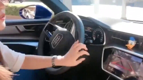 新找的女友开奥迪送我上班,单手打方向盘的动作很帅,网友:气质
