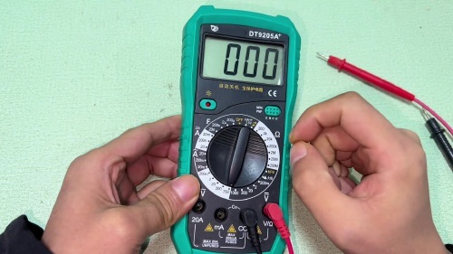 万用表的电压档能否准确区分零火线?现场揭秘测量技巧,掌握妙招就在...