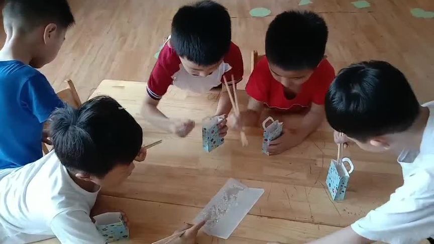 锻炼孩子们的手腕力量,手部精细动作,及正确的使用筷子!