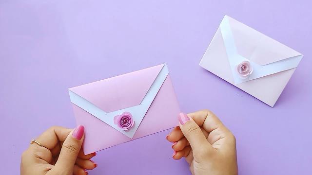 宝宝学折纸:手把手教你做简约折纸信封,装饰花朵很协调