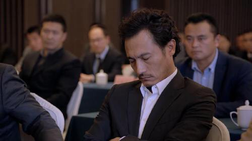 董事长台上激情发言,总经理台下酣睡打呼!董事长的反应绝了!