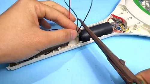 电蚊拍的神秘力量:为何低压能轻松变身惊人的高压电?