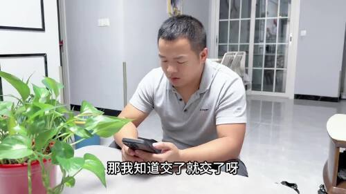 媳妇没钱交停车费,竟然用信用卡去刷,还想让小伙帮她还