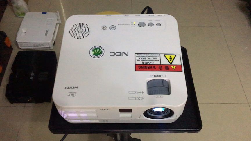 灯泡才用64小时9成新带高清接口日本NEC NP-VE281+投影仪投影机
