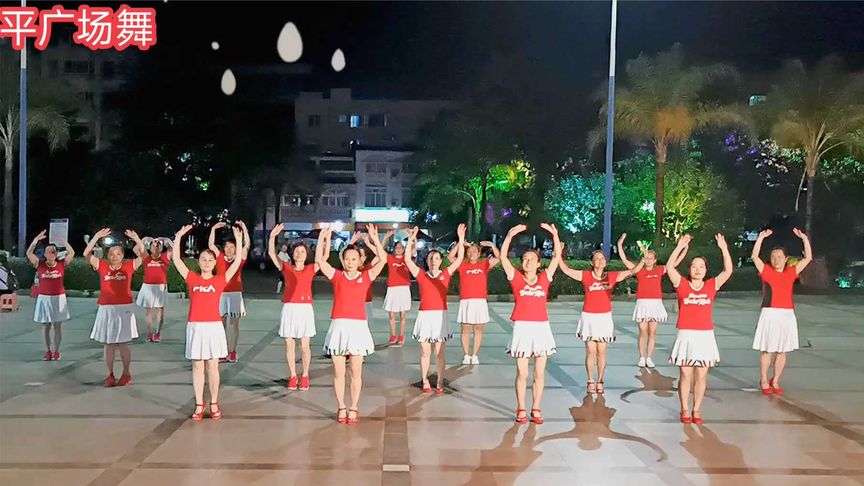 广场舞《让我们荡起双桨》载满童年的回忆