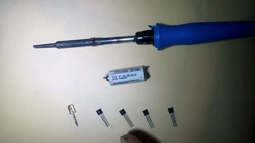 教你用4个三极管,1个LED灯和1节电池制作隔空测量零火线装置