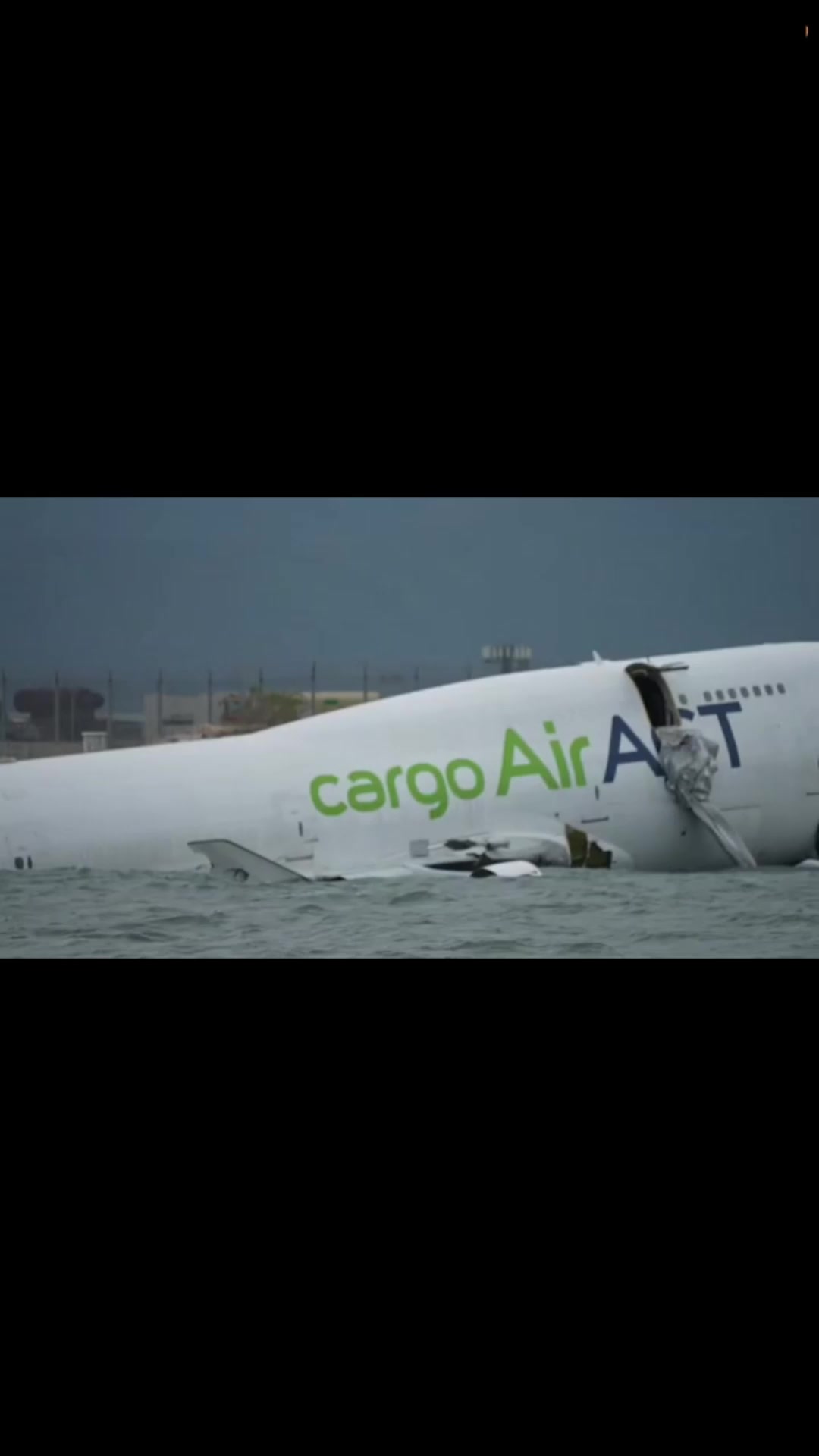 ...(20日)凌晨发生夺命航空事故,一架迪拜抵港货机冲出跑道,两名地勤...