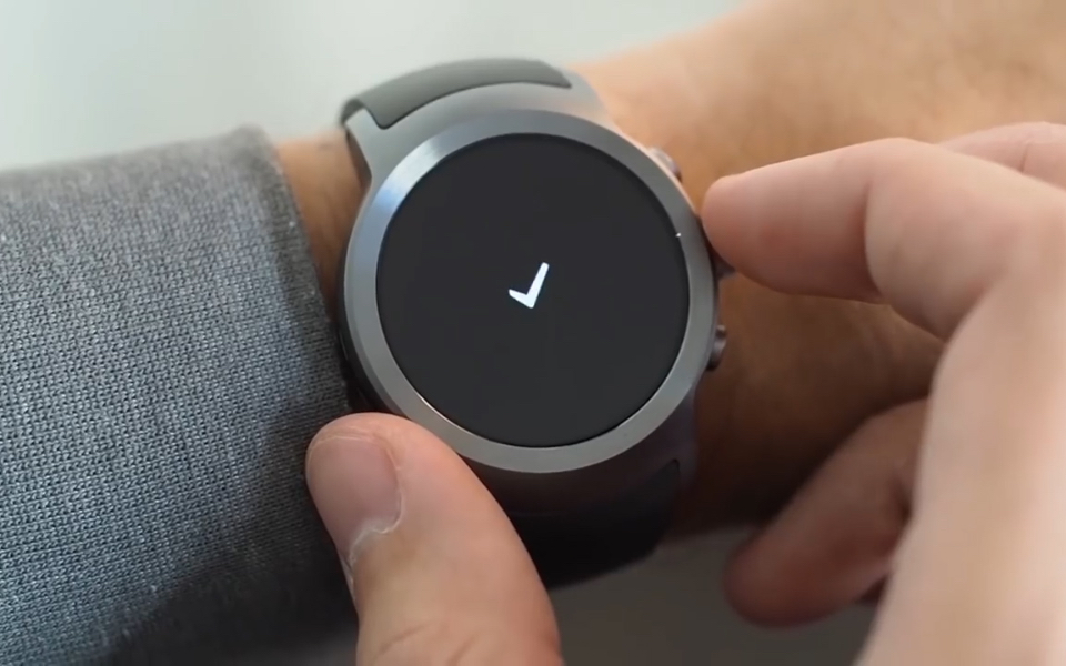 颜值倒退?三星自曝旗舰手表外观:圆形表盘+玫瑰金配色