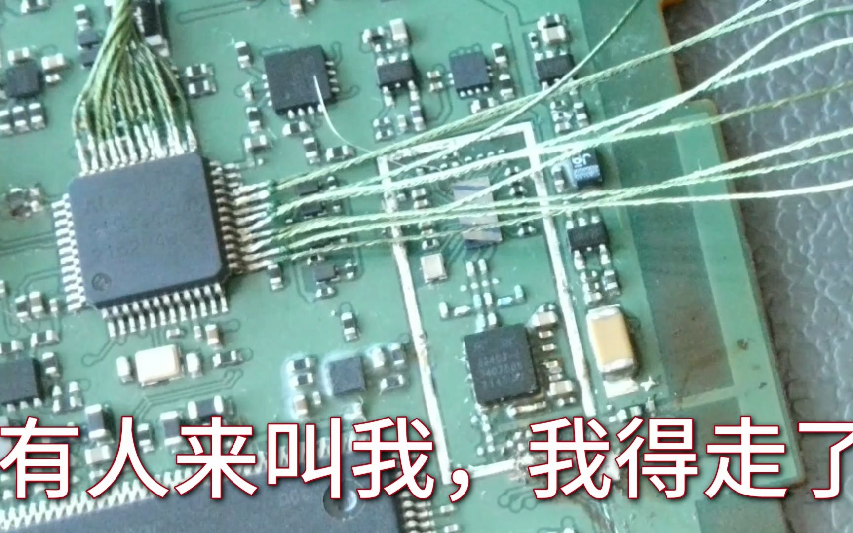 超好用的点焊笔,在小小的焊盘上焊出小辫子