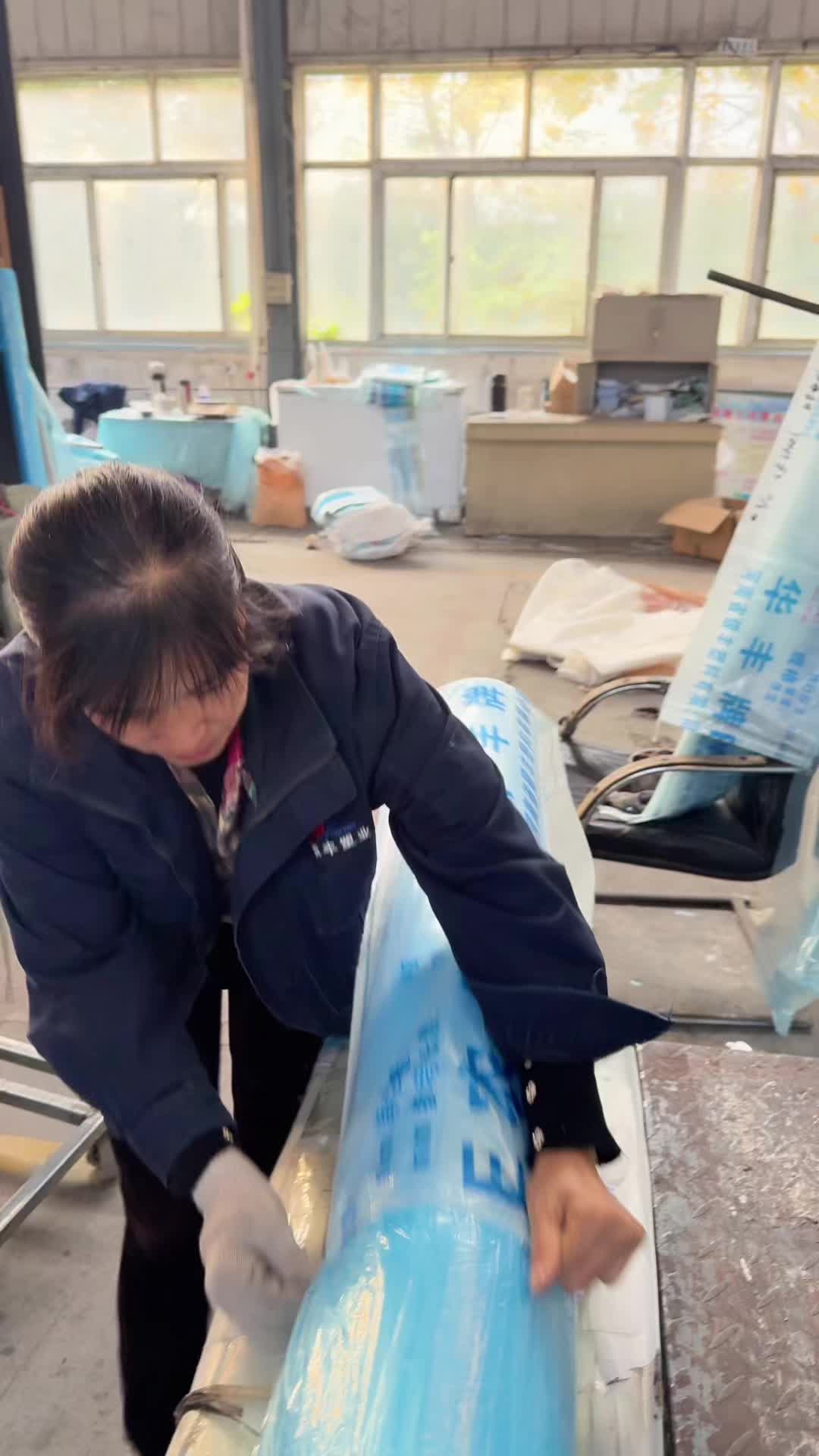 ...种植大棚无滴膜双防膜开机生产中,厂家直销,支持所需要的大棚膜尺寸...