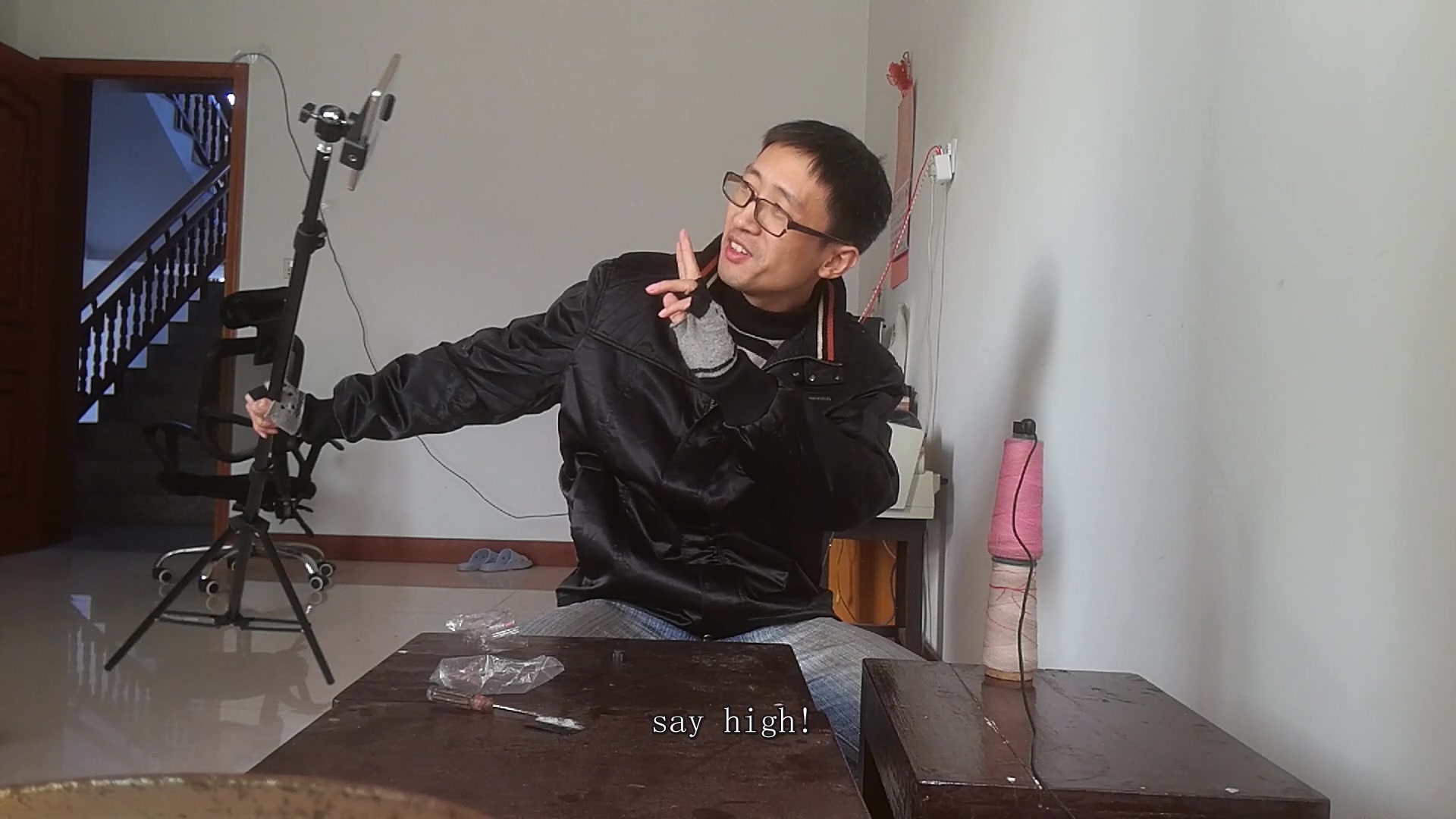 拼多多上买的手机自拍视频直播三角支架 25.42元 最长1.9米 预算有限...