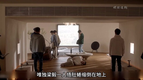 知名整容专家惨死家中,警员通过对光盘的调查,很快就锁定了凶手