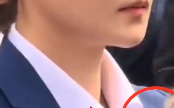 ...徒手制服了五个美国大兵,枪法百发百中,飞刀更是一绝,双手撒出十把...