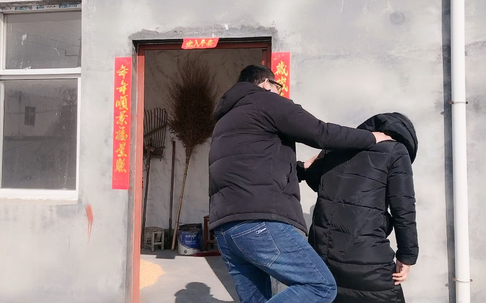 女孩来农村男朋友家过年吵架跑走!新冠肺炎封路走不了,怎么啦?