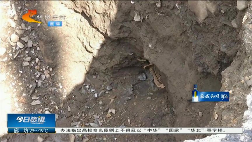 污水管被水泥堵住,家中被污水浸泡出现房体下沉,居民提心吊胆