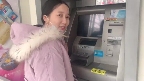 媳妇过年搜出小伙7张银行卡,驱车几公里去查账,小金库藏不住了