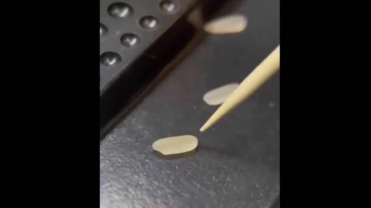 如何在1粒米上雕刻?