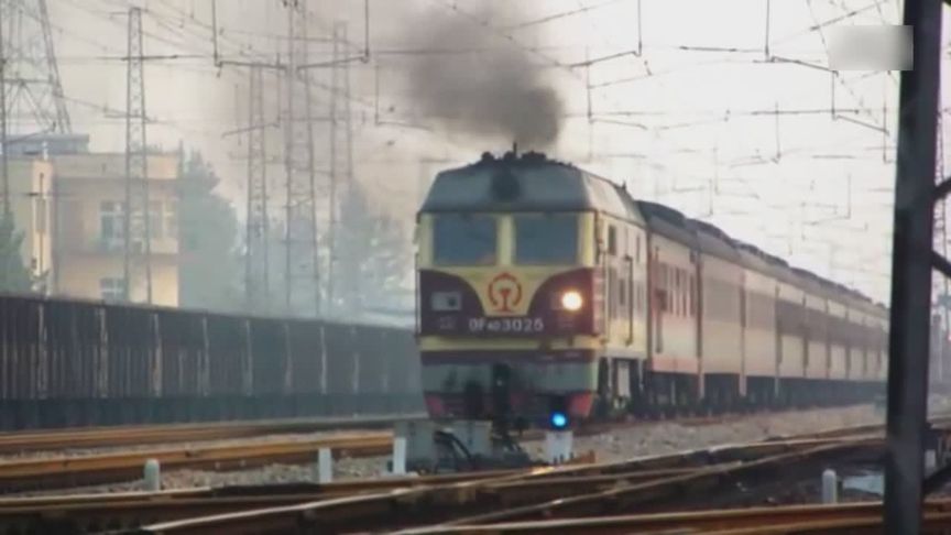 内燃机火车冒着黑烟奋力跑!K1620次列车通过京九线霸州站