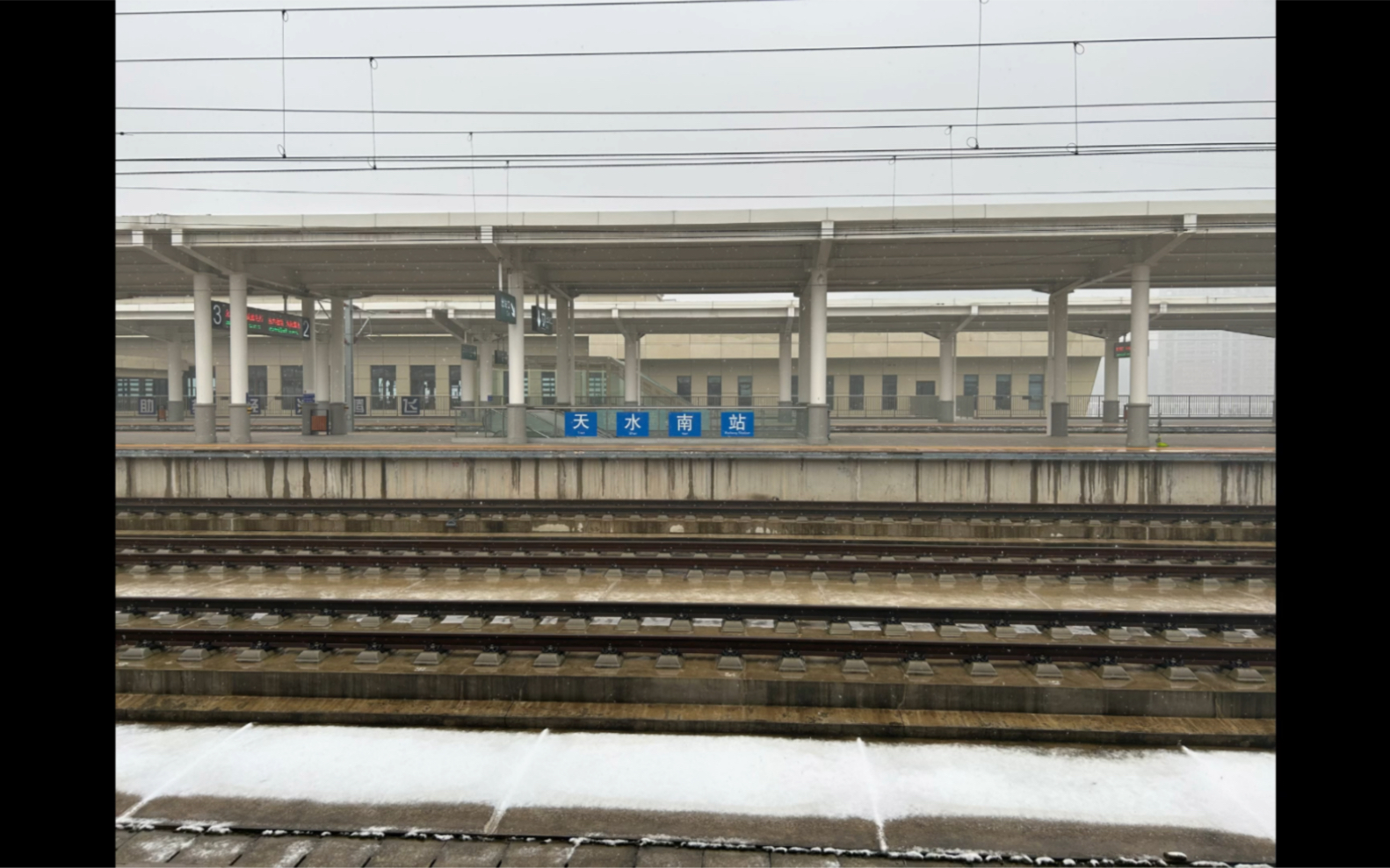2023年2月,西安到天水,早春仍旧在落雪。大西北的天气得干冷好像没...