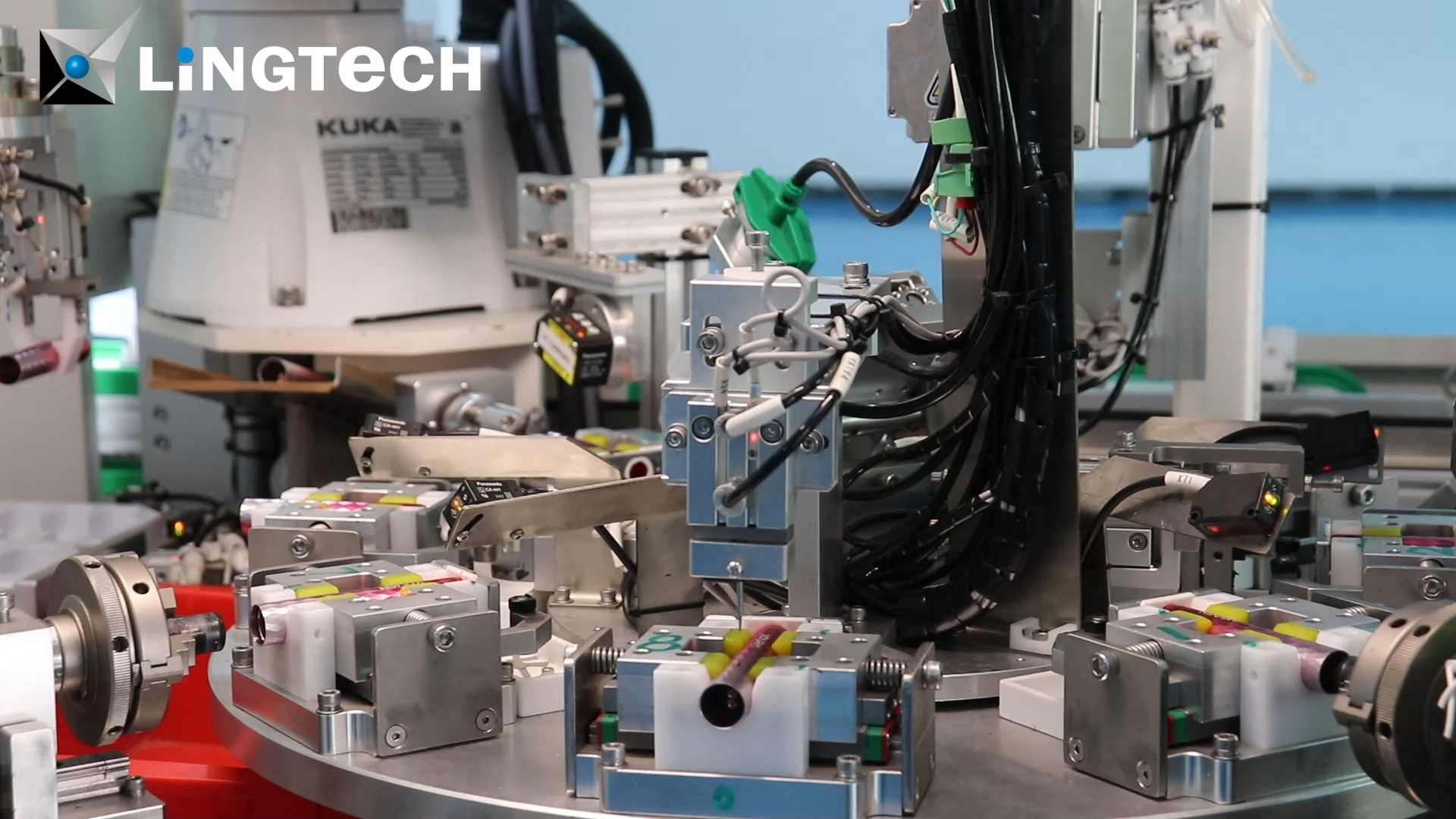 领志非标自动化机器人设备--电子烟电池组装测试机