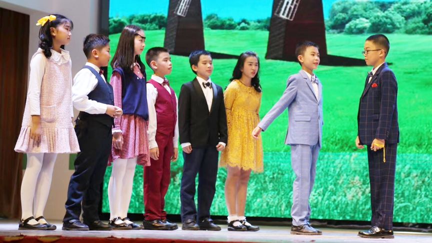 五年级孩子在学校英语嘉年华舞台表演,挑战经典剧本《音乐之声》