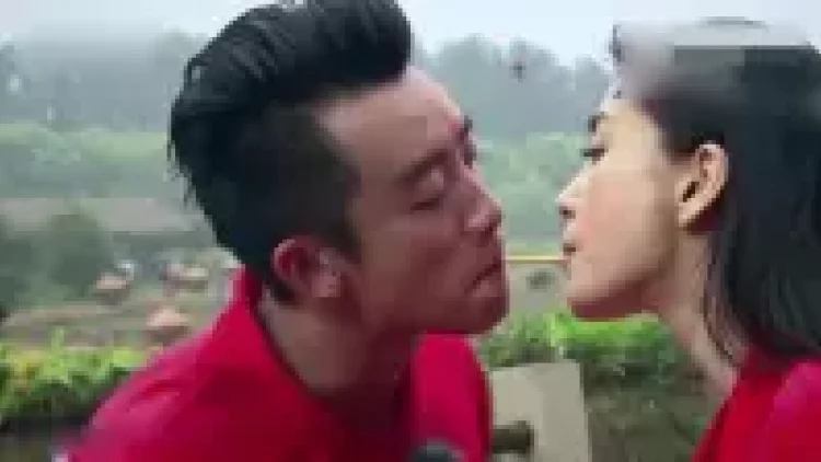 baby郑恺亲吻的删减片段曝光, 导演组为了防止郑恺有反应想出绝招