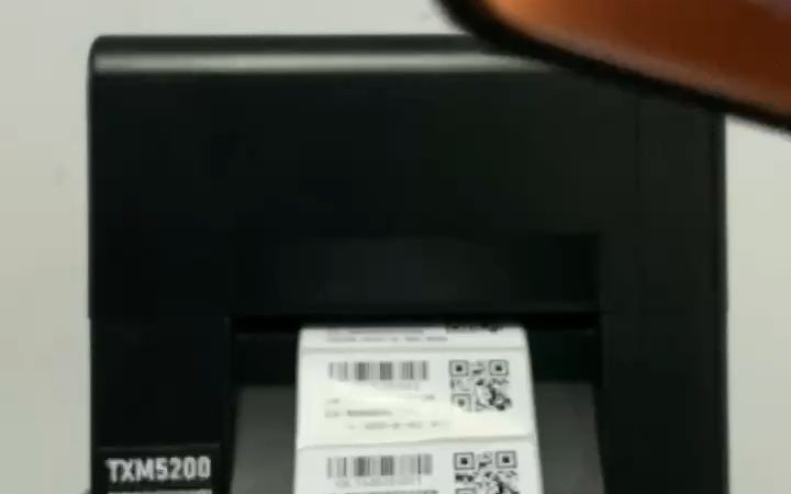 如何才能实现扫描一个条形码自动打印一张条形码?就是扫描一个一维...