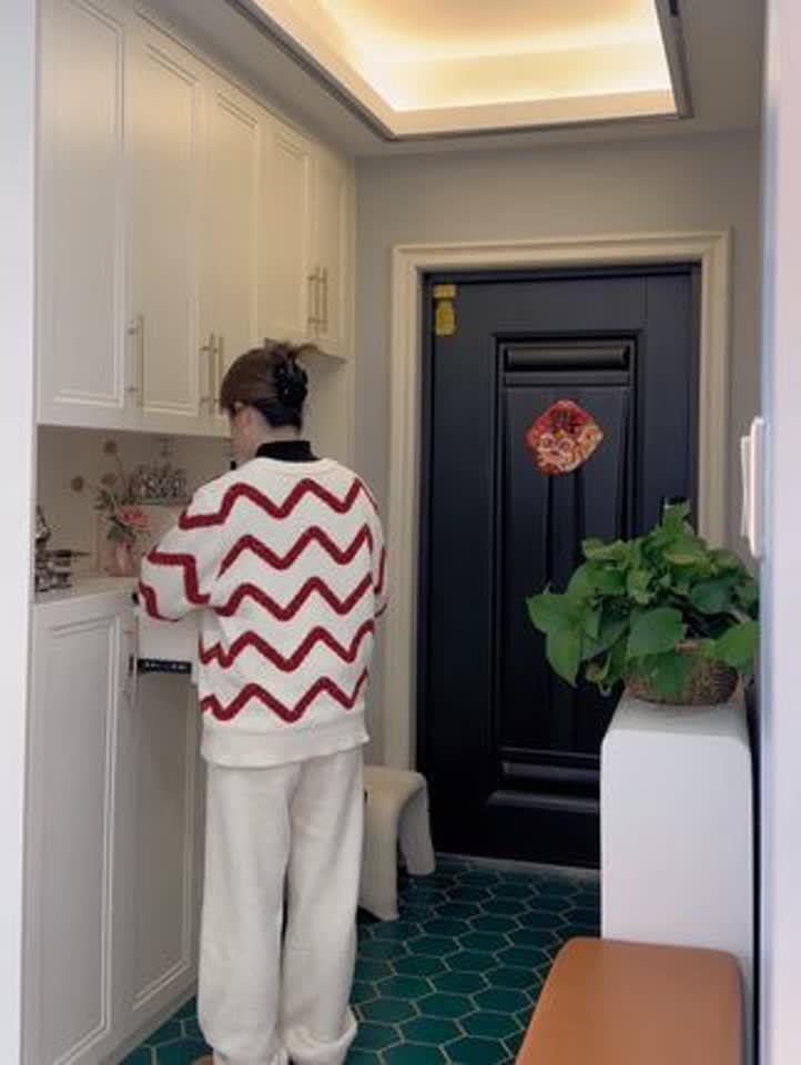 真皮鞋子放久了就会有点发灰,没那么亮 今天把家里的皮鞋拿出来都上...