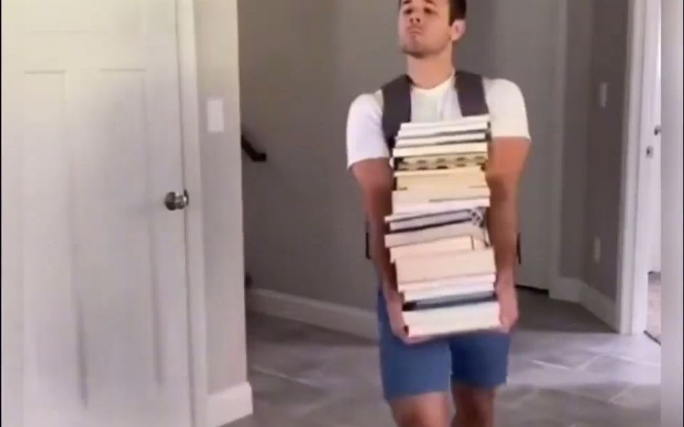 不同学生走进教室的样子