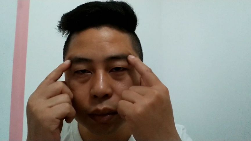 能缓解鱼尾纹的穴位,丝竹空,效果非常好,你可以试试!