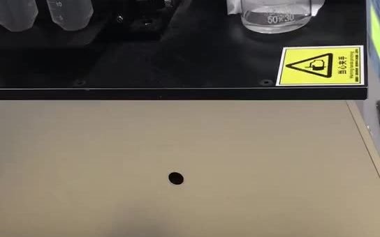 朗风生物科技实验测试过程中的一个环节清洗管道。