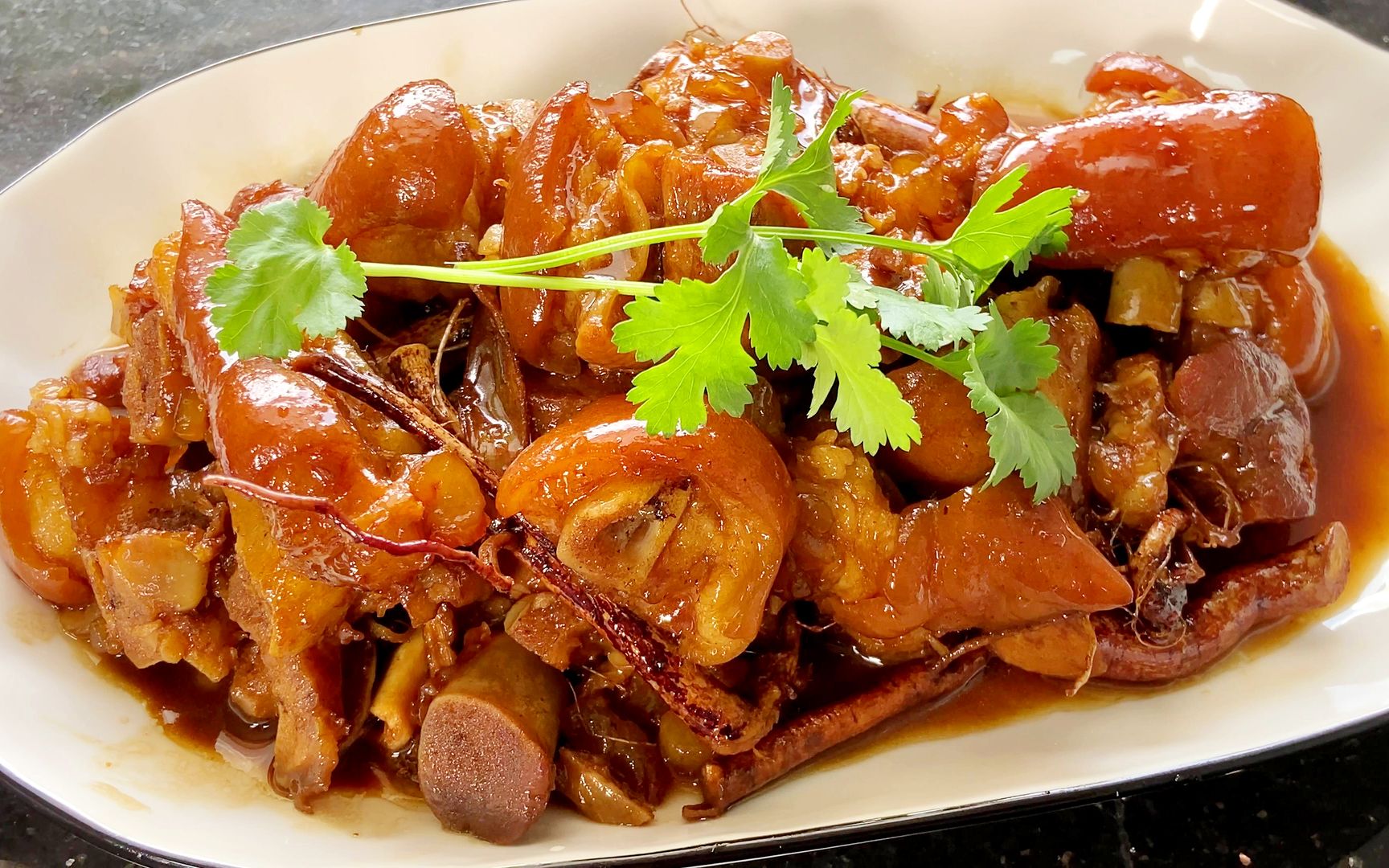 老客家的味道,特色焗猪脚的做法,出锅香气四溢,下酒下饭很不错