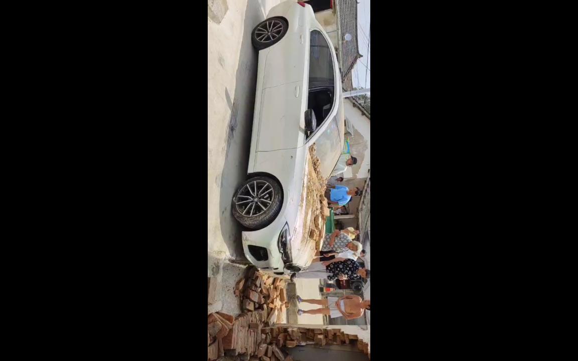 女司机误踩油门# 现场实拍