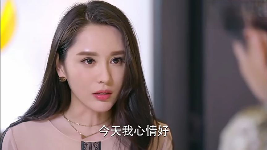 穷小子把戒指戴上富家女的中指了