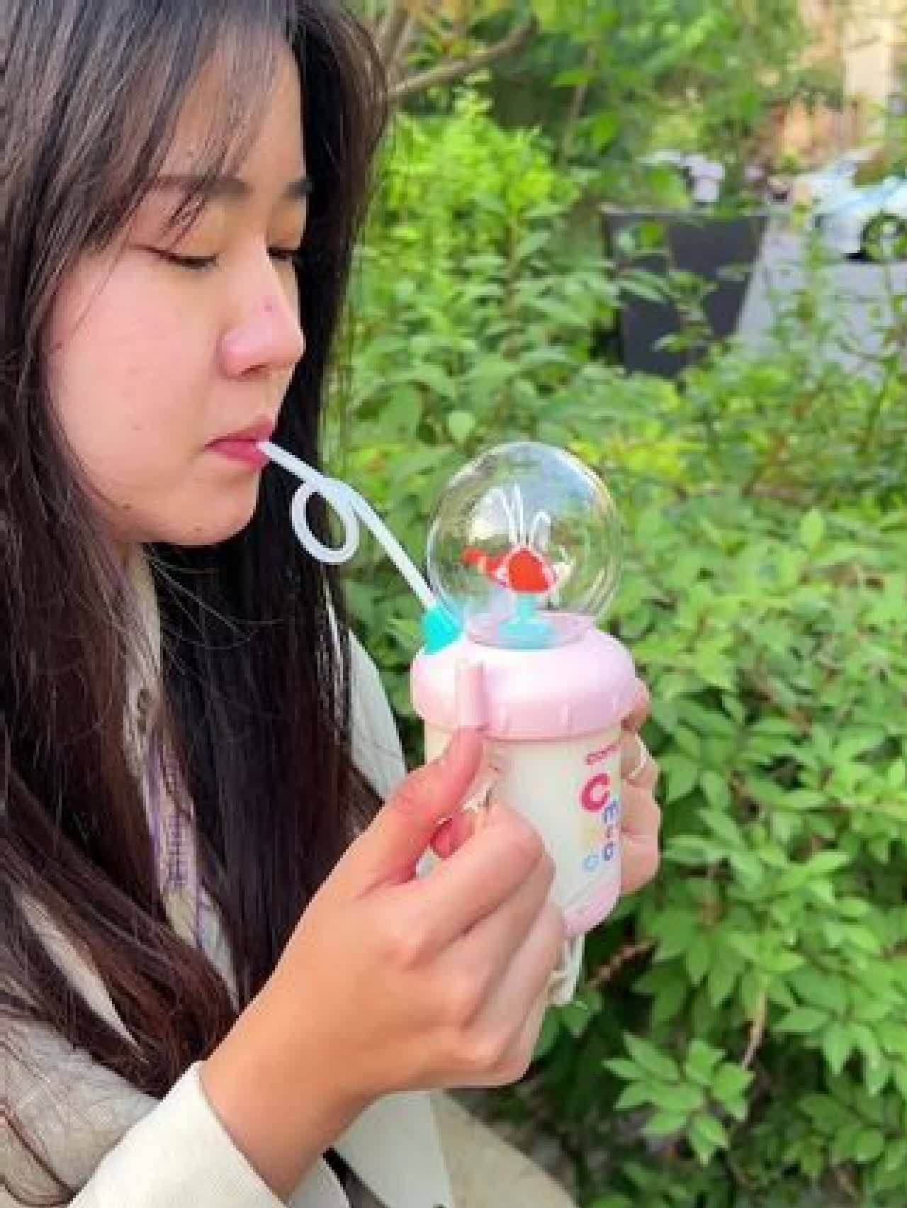 这个吸管杯太太太适合不爱喝水的宝宝了,有了这个,再也不用追着孩子...