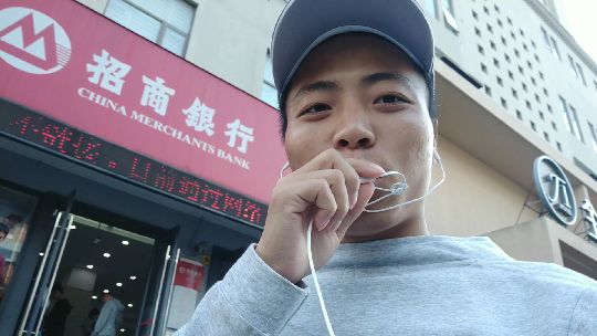 今天去把工资卡到银行激活一下。没想到这办事效率也太高了吧?