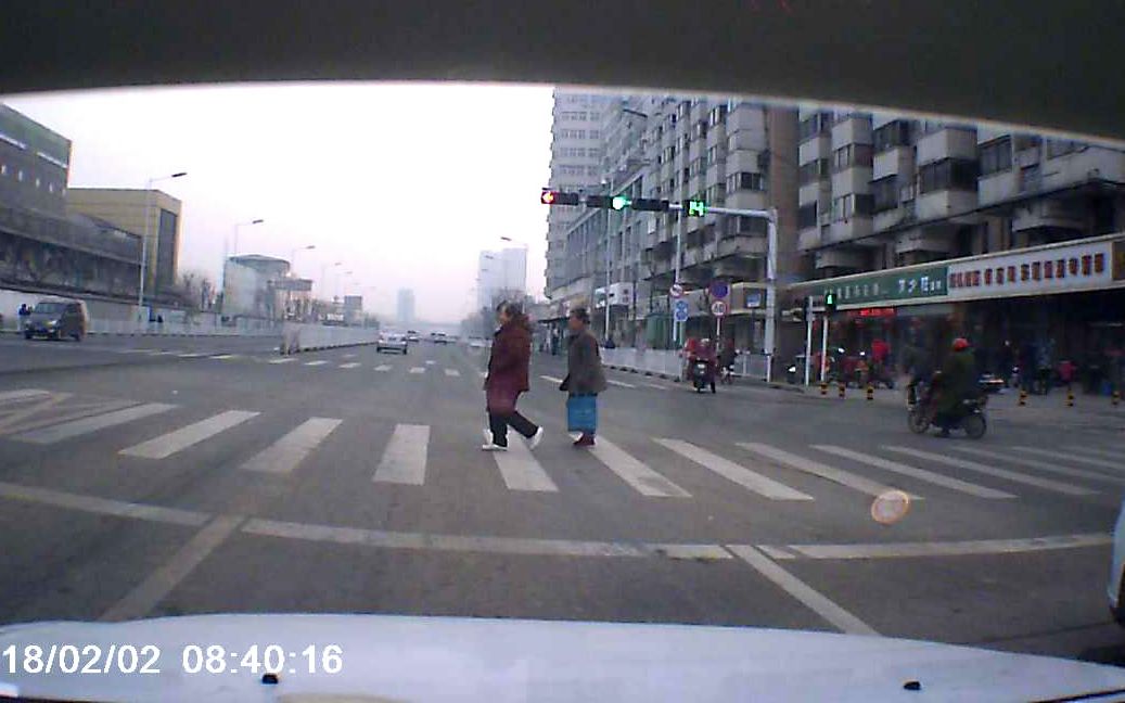 行人闯红灯的很多,过路口一定要小心!