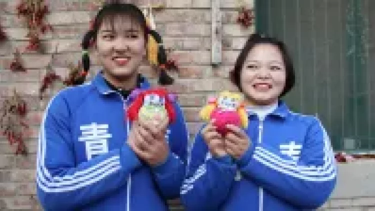 欢欢的童年:妈妈用旧衣服给姐妹做布娃娃,旧衣服做的娃娃真好看