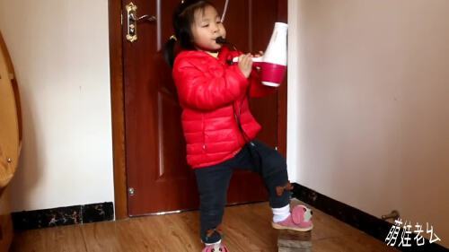 搞笑模仿秀:3岁萌娃的模仿秀,这道具谁挑的啊?太有才了